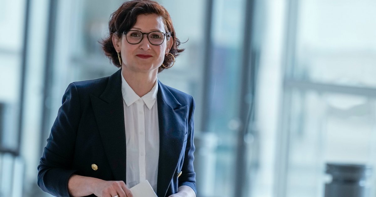 Ferda Ataman: Wofür die neue Antidiskriminierungsbeauftragte steht ...