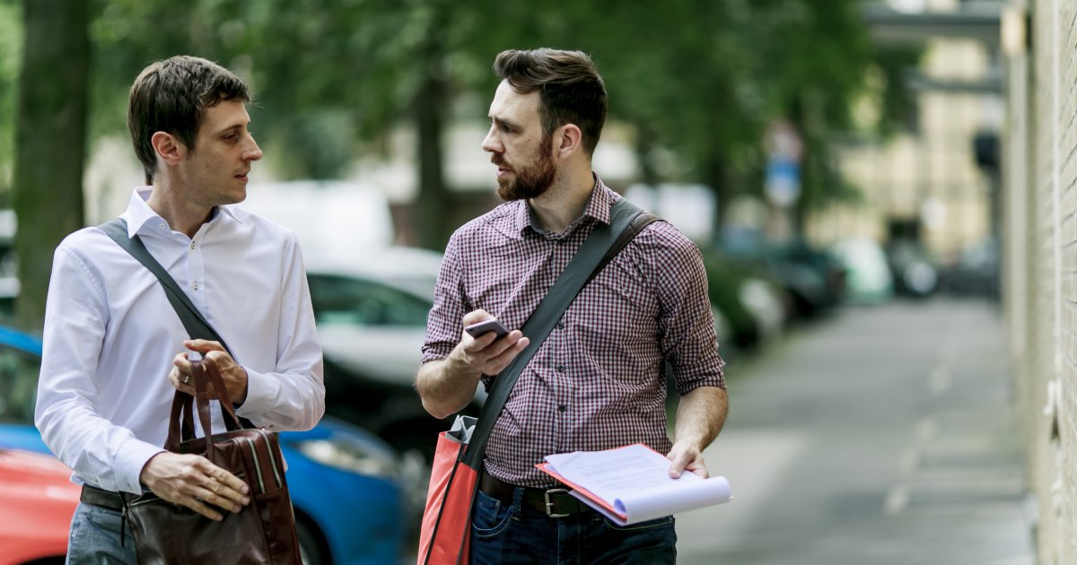 Düsseldorf gegen Köln im Tür-zu-Tür-Wahlkampf: Duell an der Haustür